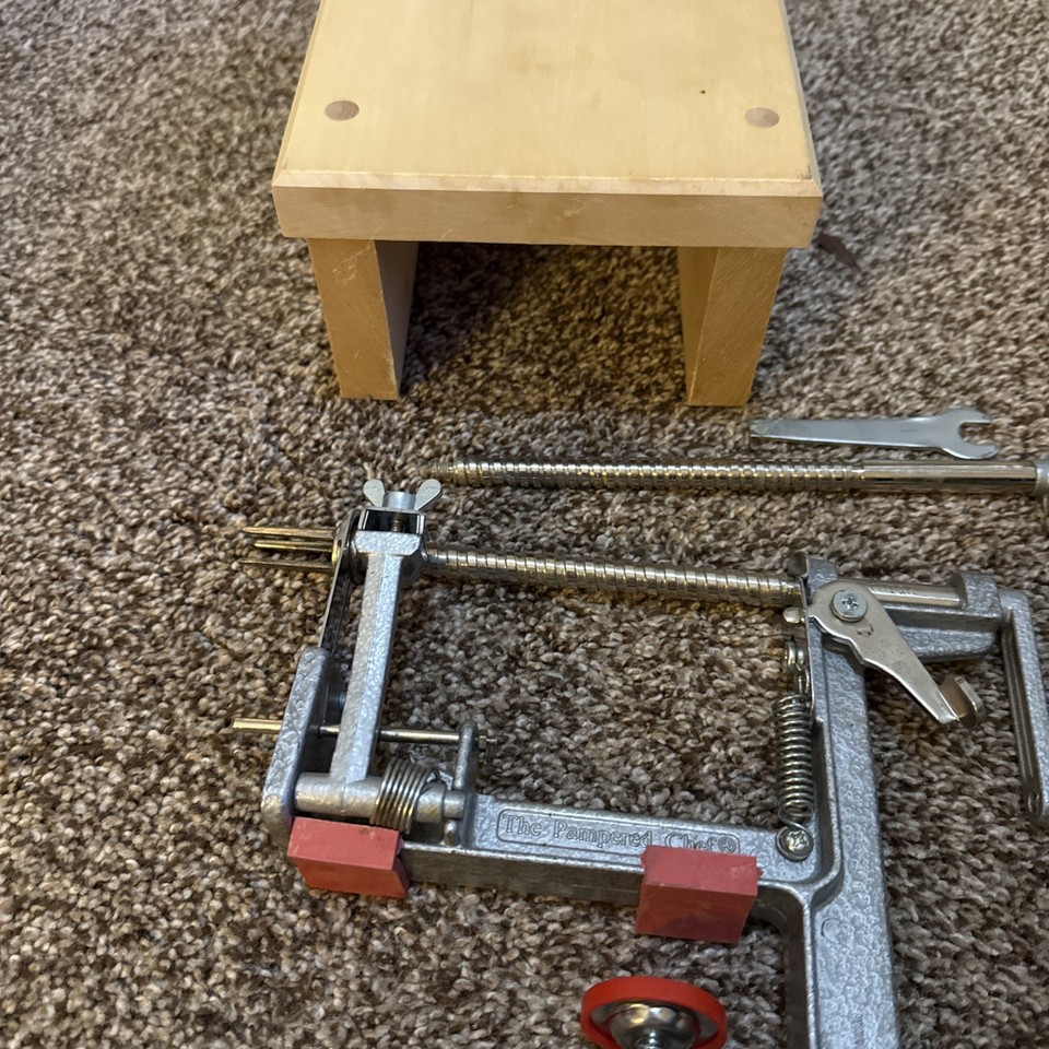 The Pampered Chef Apple Peeler Corer Slicer Manual Hand Crank With ...