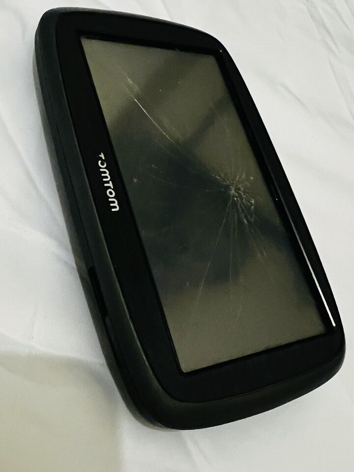 TomTom GO 50 SatNav 5” & Unit only. For Parts Only. Smashed Screen Not ...