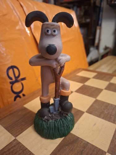 Vintage Slotz Wallace & Gromit Hand Painted Resin Gromit Gardening 16cm ...