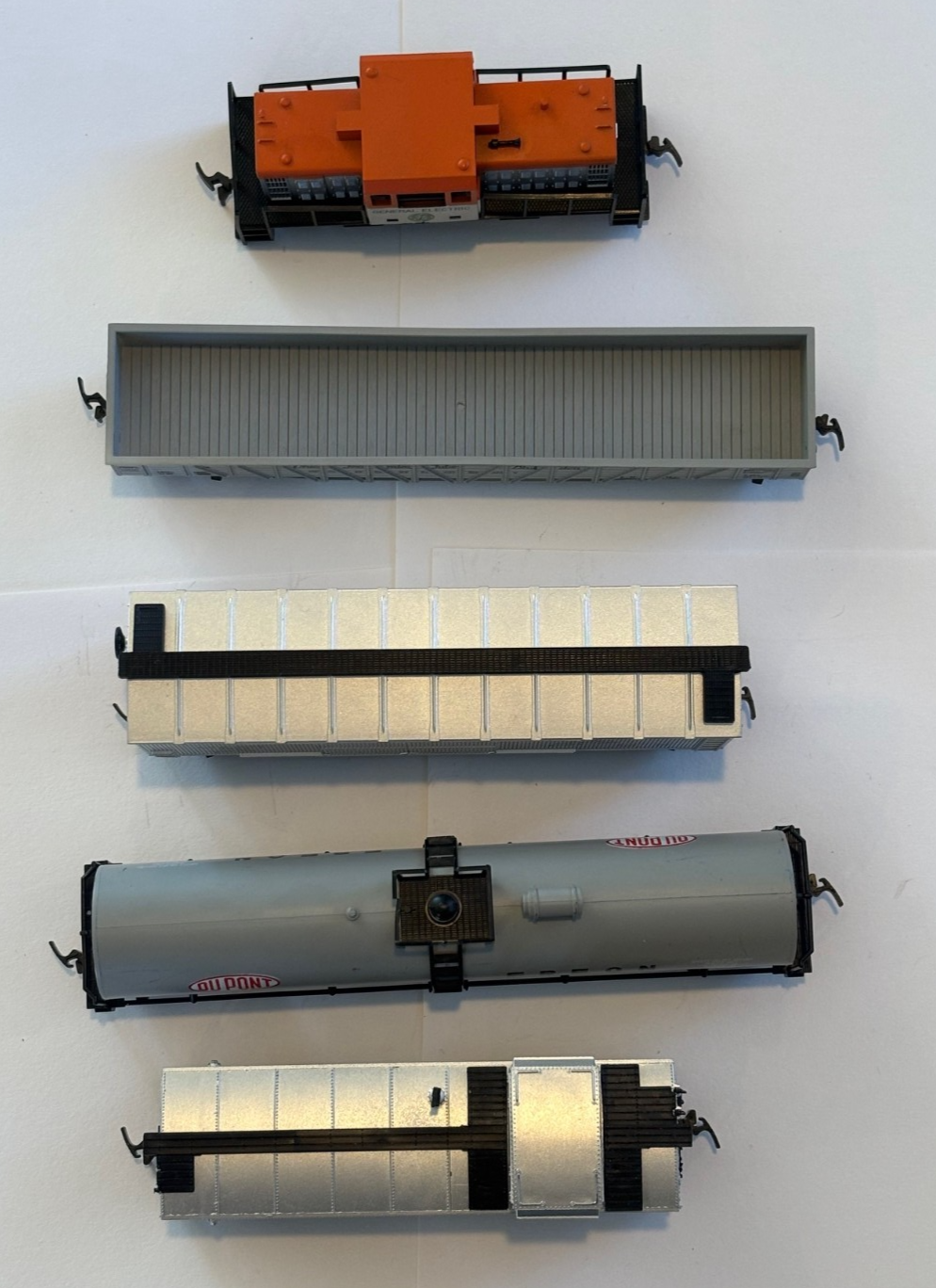 HO Gauge 5 unit train set & loop track, Includes Loco & 4 cars, 2 Pwr ...