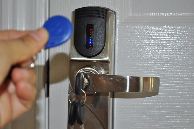 Weatherproof RFID Card Read Entry Battery Powered Electronic Door Lock ...