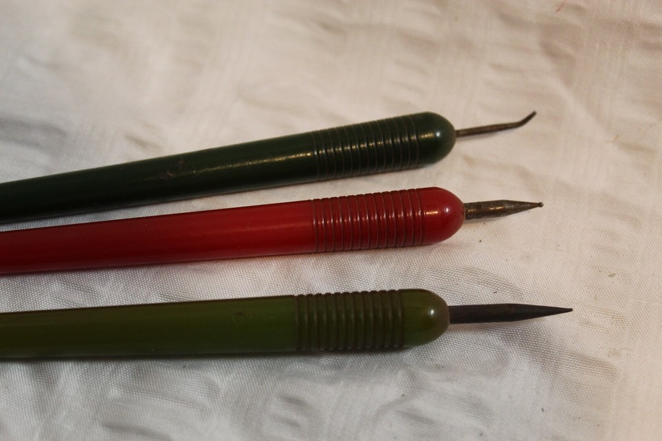 Lot of Vintage Bakelite ? Celluloid ? Stylus Mimeograph Stencil Design ...