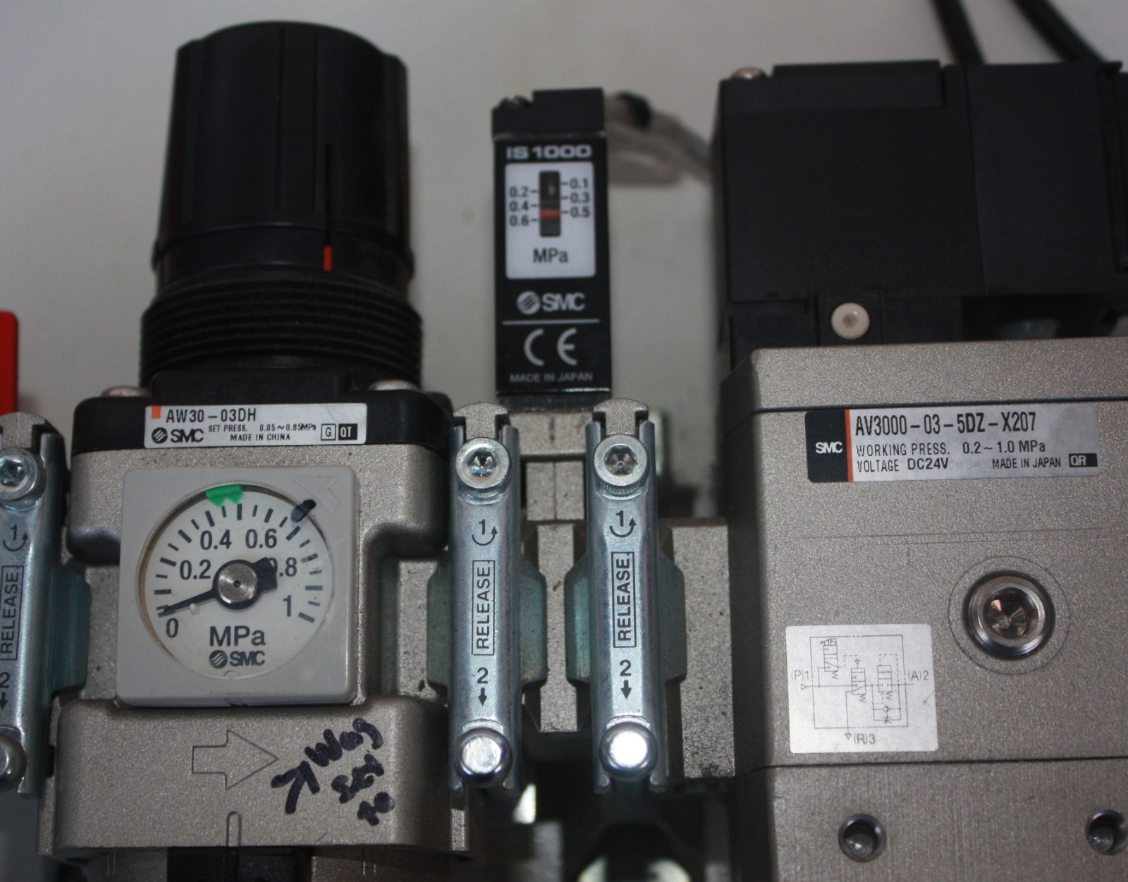 SMC PNEUMATIC CONTROL BOARD MANIFOLD VALVE REGULATOR AV3000-03-5DZ-X207 ...