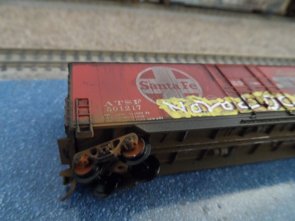 N SCALE ROUNDHOUSE 50' BOX SANTA FE CUSTOM WEATHERED GRAFFITI MTL ...