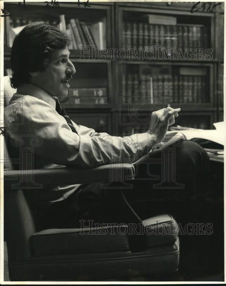 1978 Press Photo Judge Jerome M. Winsberg, at his office in New Orleans ...