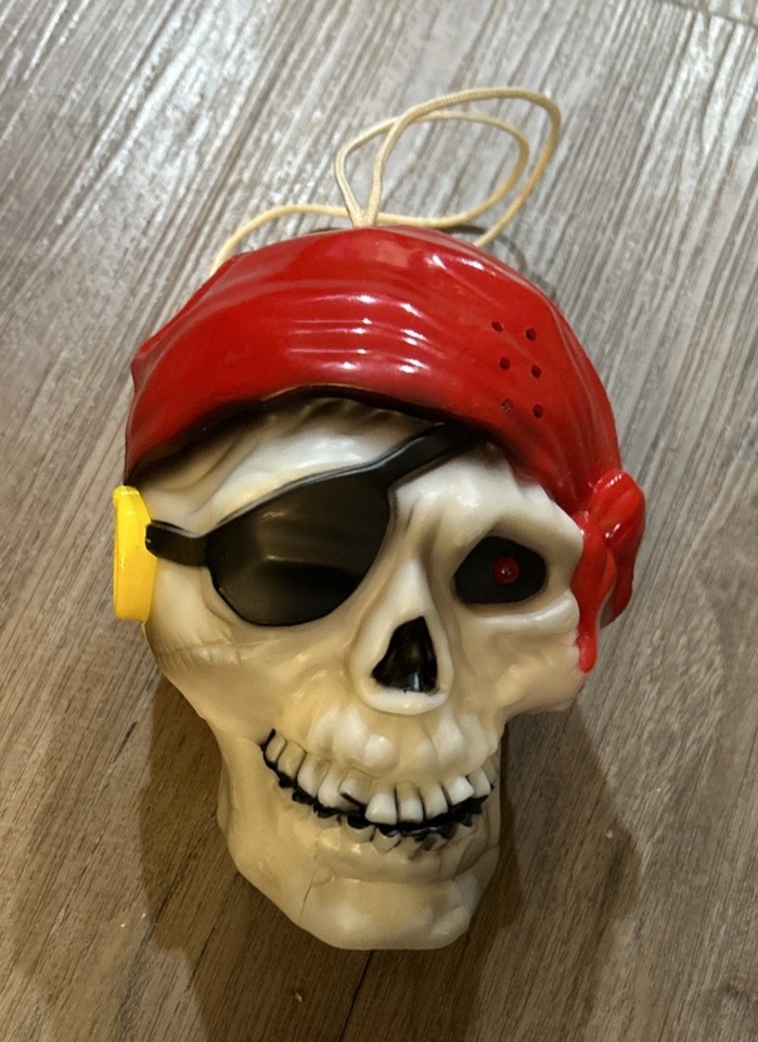 Trendmasters Halloween Strobie Pirate Skull Sound Light Chattering Jaw ...
