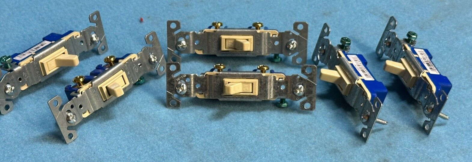 EATON SINGLE POLE IVORY TOGGLE WALL LIGHT SWITCH 13017V 15 A 120 V *LOT ...