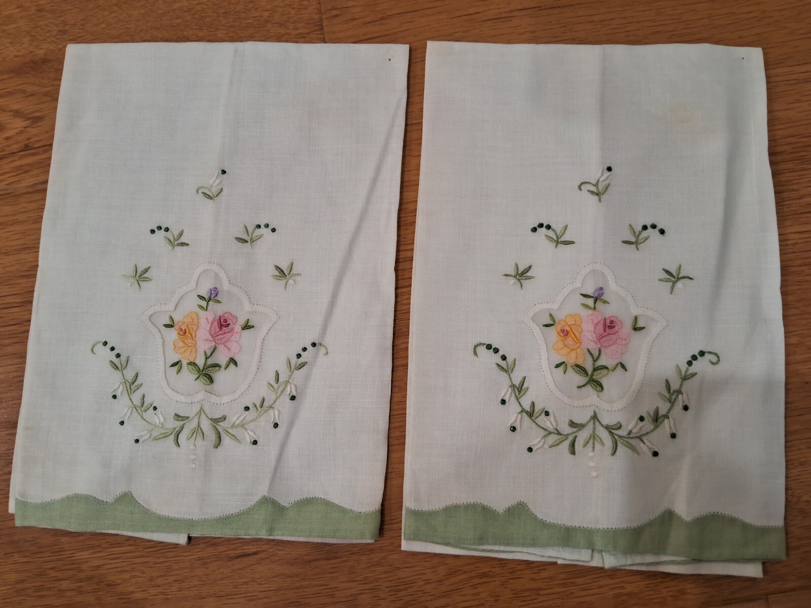 VINTAGE SET OF 2 VERY SPECIAL HAND EMBROIDERED APPLIQUÉD NAPKINS Size ...