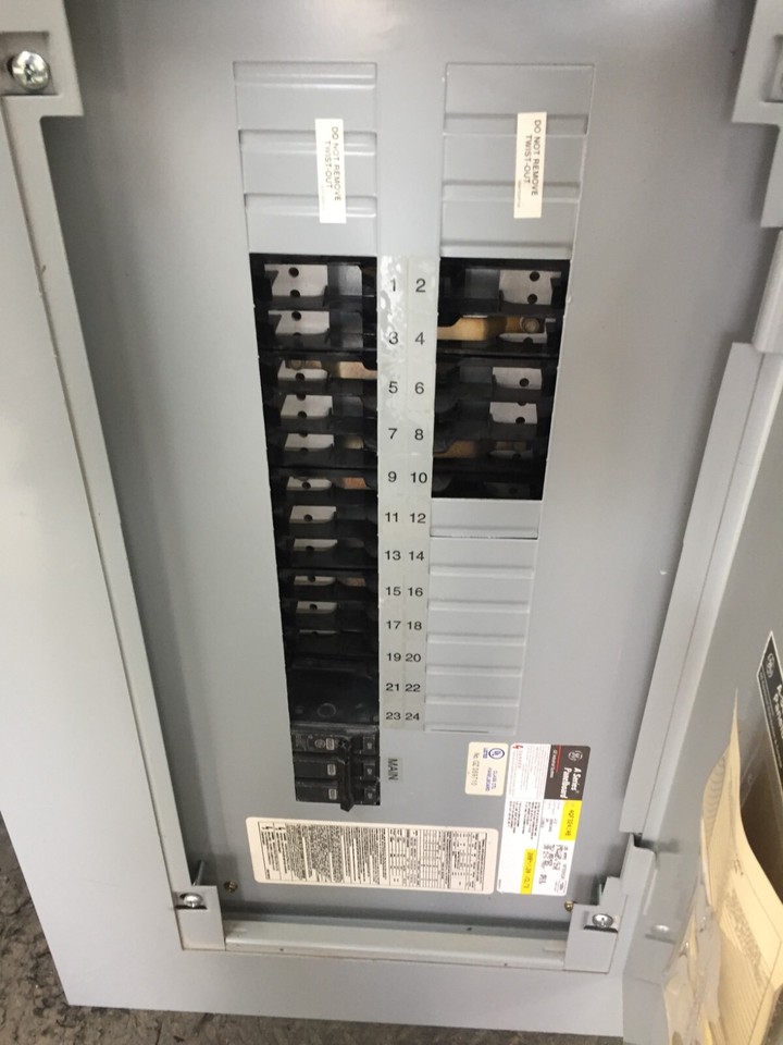 GE 100 AMP 208/120 VOLT 3 PHASE 24 CIRCUIT MAIN BREAKER INDOOR PANEL..P ...