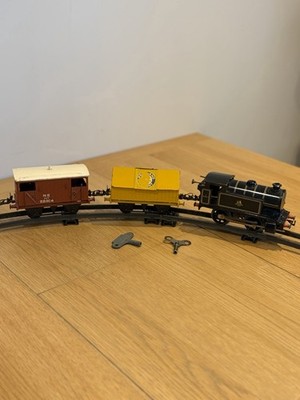 Hornby O Gauge Clockwork With Key -40 Tank Locomotive + 2 Wagons ...