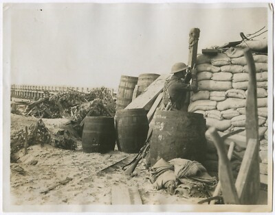 BRITISH SOLDIER WITH PERISCOPE LOOKING OVER WALL. WWI. (8x10 REPRINT ...
