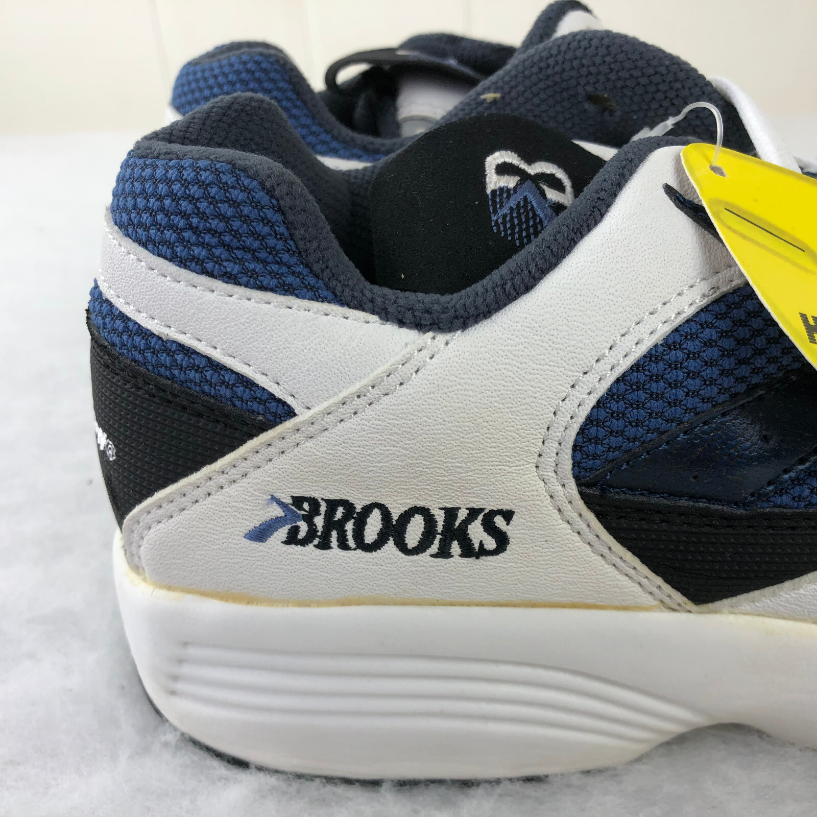 Vintage Brooks Villanova HydroFlow Womens Size 7.5 M White Blue Comfort ...