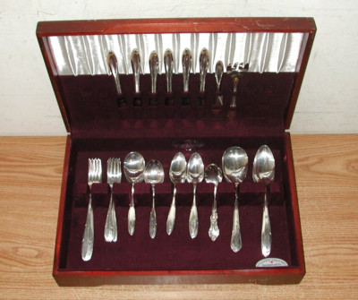 VINTAGE NOBILITY PLATE REVERIE 46-PIECE SILVERWARE FLATWARE SET IN WOOD ...