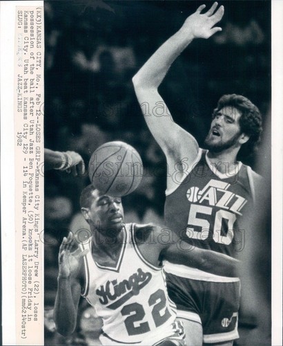 1982 Press Photo NBA Basketball Utah Jazz vs KC Kings Larry Drew Ben ...