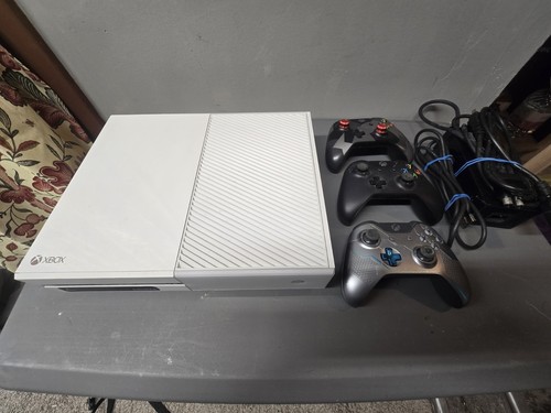 White Xbox One Console Bundle w/ 3 Controllers, Power & Cables Working ...
