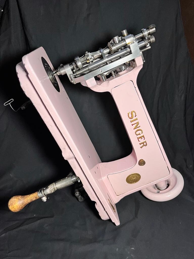 Singer 114w103 Chain stitch & Moss Stitch Embroidery Machine + table ...
