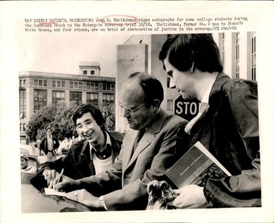 GA319 1974 UPI Wire Photo JOHN D. EHRLICHMAN SIGNS AUTOGRAPHS WATERGATE ...
