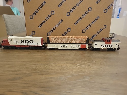 Walthers HO SOO Line Powered Diesel Locomotive #2411 -No Box | eBay