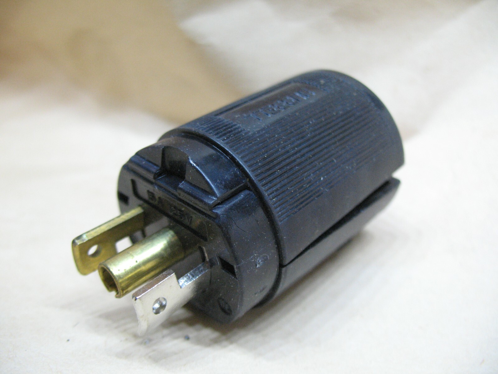 Qty. 1 Hubbell 7594V Midget Twist-Lock Valise Dead Front Plug 3 - Wire ...