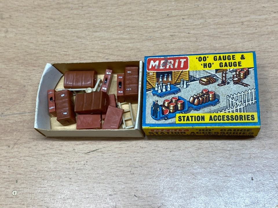 Airfix Platform Figures & Merit Trunks Suitcases & Trolleys BOXED OO ...