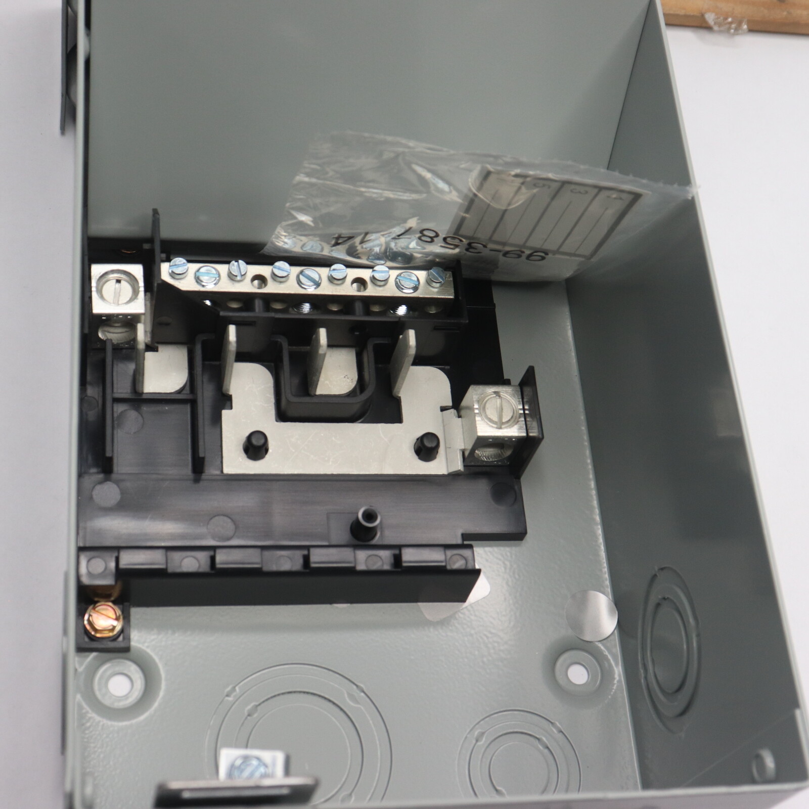 Eaton 4-Space 8-Circuit Main Lug Outdoor Load Center 125 Amp ...