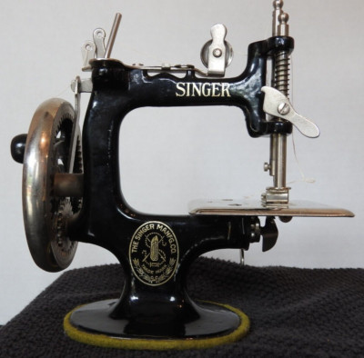 1900's SINGER Antique Singer Model 20 Sewhandy Child’s Toy Sewing ...