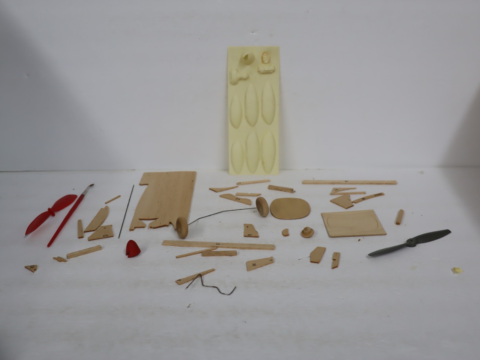 GUILLOWS FLYING MODEL KIT 24 INCH WING SPAN CESSNA 150 BALSA WOOD MODEL ...