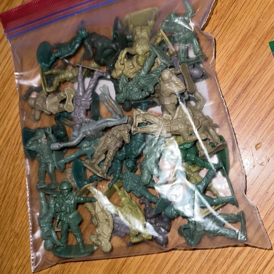 Huge Lot 100’s of Vintage Plastic Army Men Cowboys Indians Planes ...