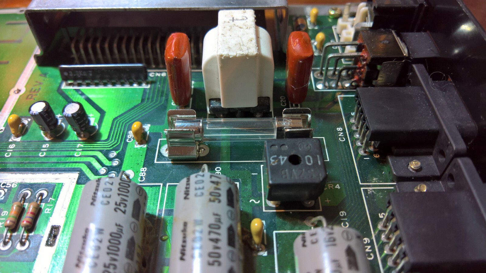 Commodore C64 C64C Replacement PCB Fuse Holder and 2x 1.5Amp F fuses | eBay