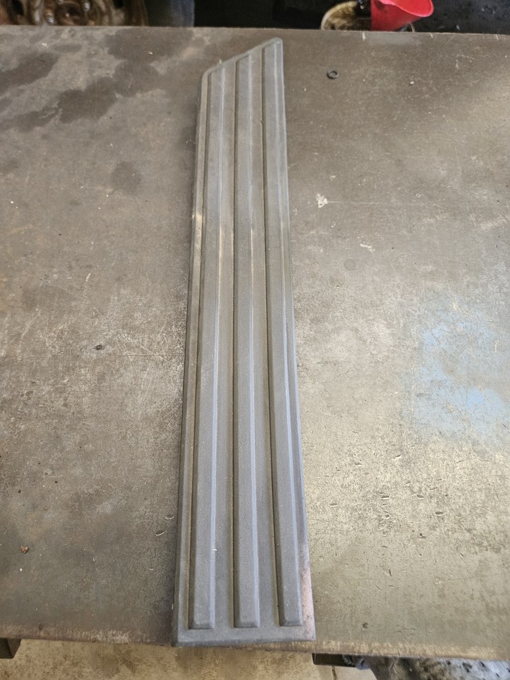 1986-92 Jeep Comanche MJ Right Rear Bumper Step Trim 8952000792 | eBay