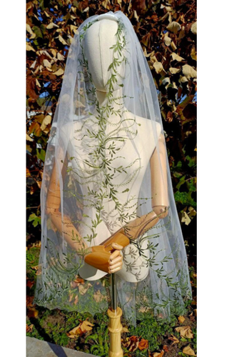 Green veil. Elegant Wedding Veil with Green Leaf Motifs - Embroidered ...