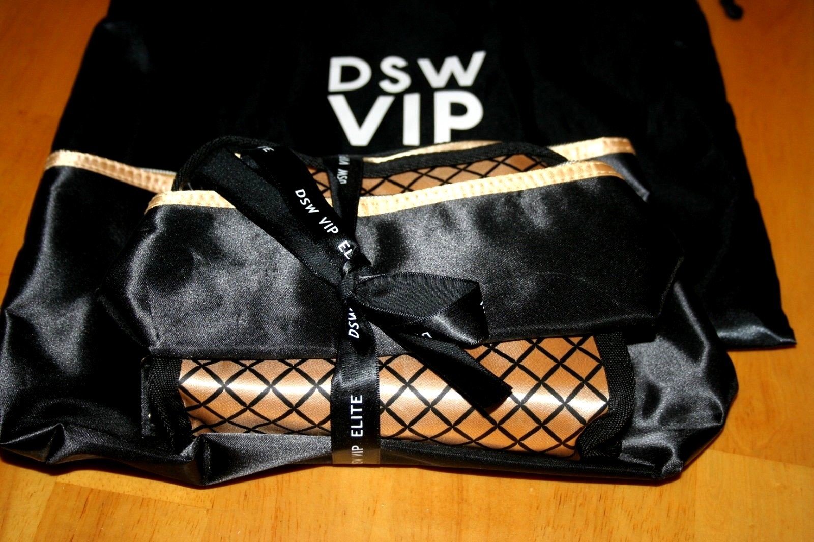DSW Travel/Cosmetic 4pc Set w/4 bottles & drawstring Bag-New | eBay