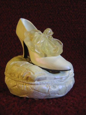 Just the Right Style Music Box Devoted to You "Younger than Springtime ...