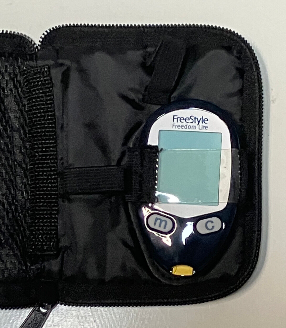 FREESTYLE Freedom Lite Blood Glucose Meter Monitor with Carrying Case ...