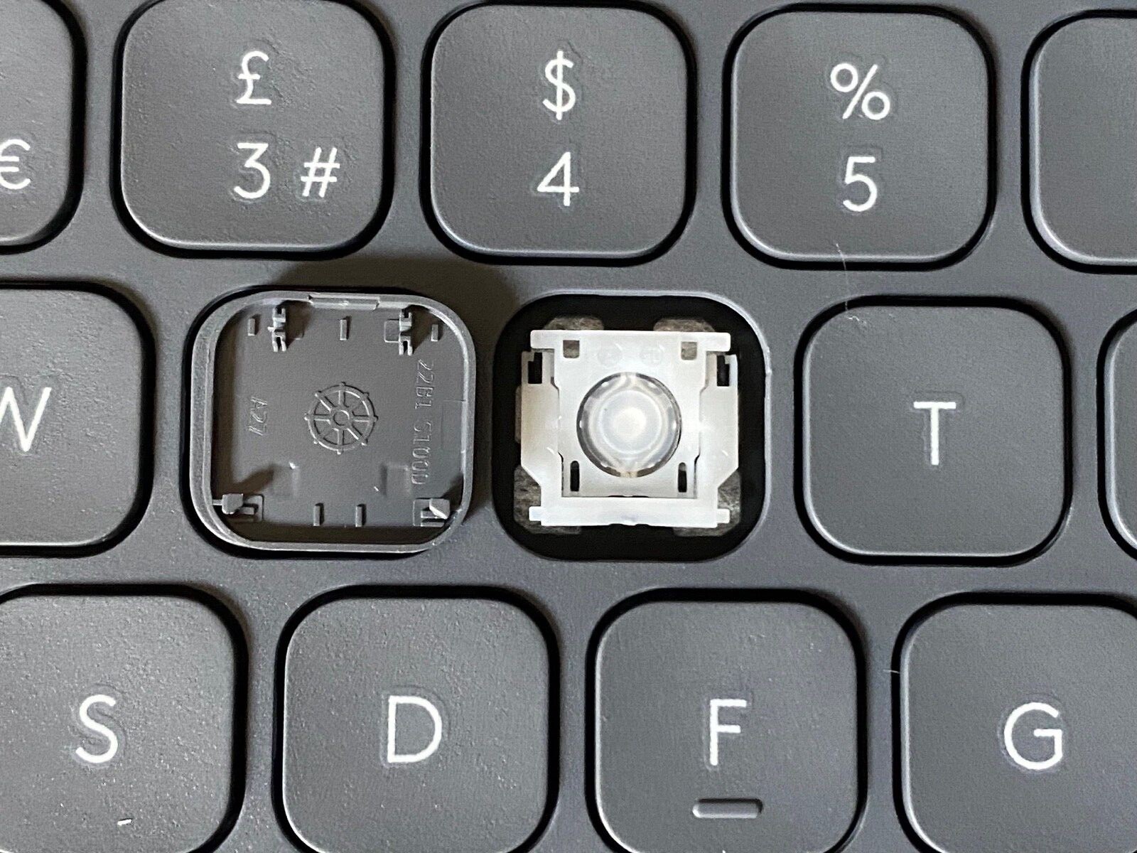 Logitech Slim Folio iPad 10th Generation UK Keyboard - 1 Key + Hinges ...