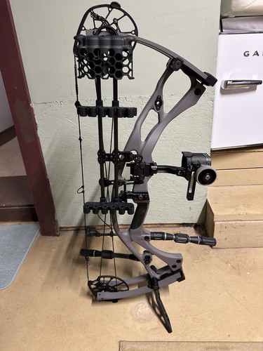 Hoyt RX-8 Carbon REDWRX w/ Hoyt Accessories RH 60-70# 28.25-30 ...