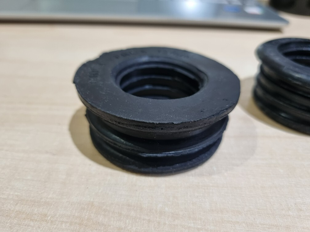 Rubber Boss Adaptor Push-Fit Black For 63MM Strap On Boss Soil Pipe 32 ...
