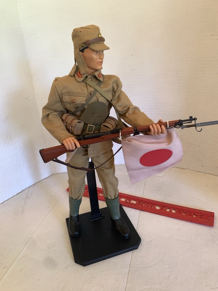 1/6 WW2 Japanese IJA soldier + Flag,Rifle, Shovel,And bayonet. well ...