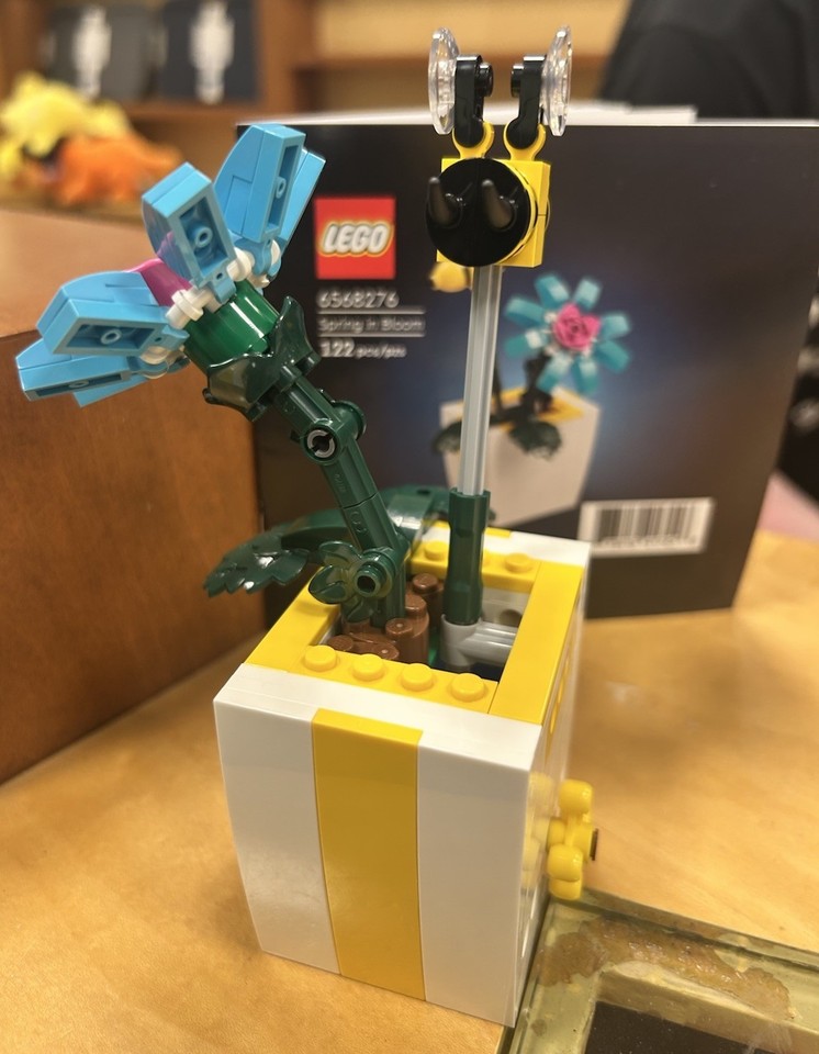 LEGO 6568276 - Spring in Bloom Bee & Flower Barnes & Noble Exclusive ...