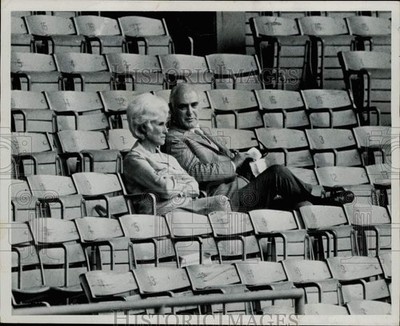 1970 Press Photo Mr and Mrs Charles Finley enjoy a Sox game at Comiskey ...