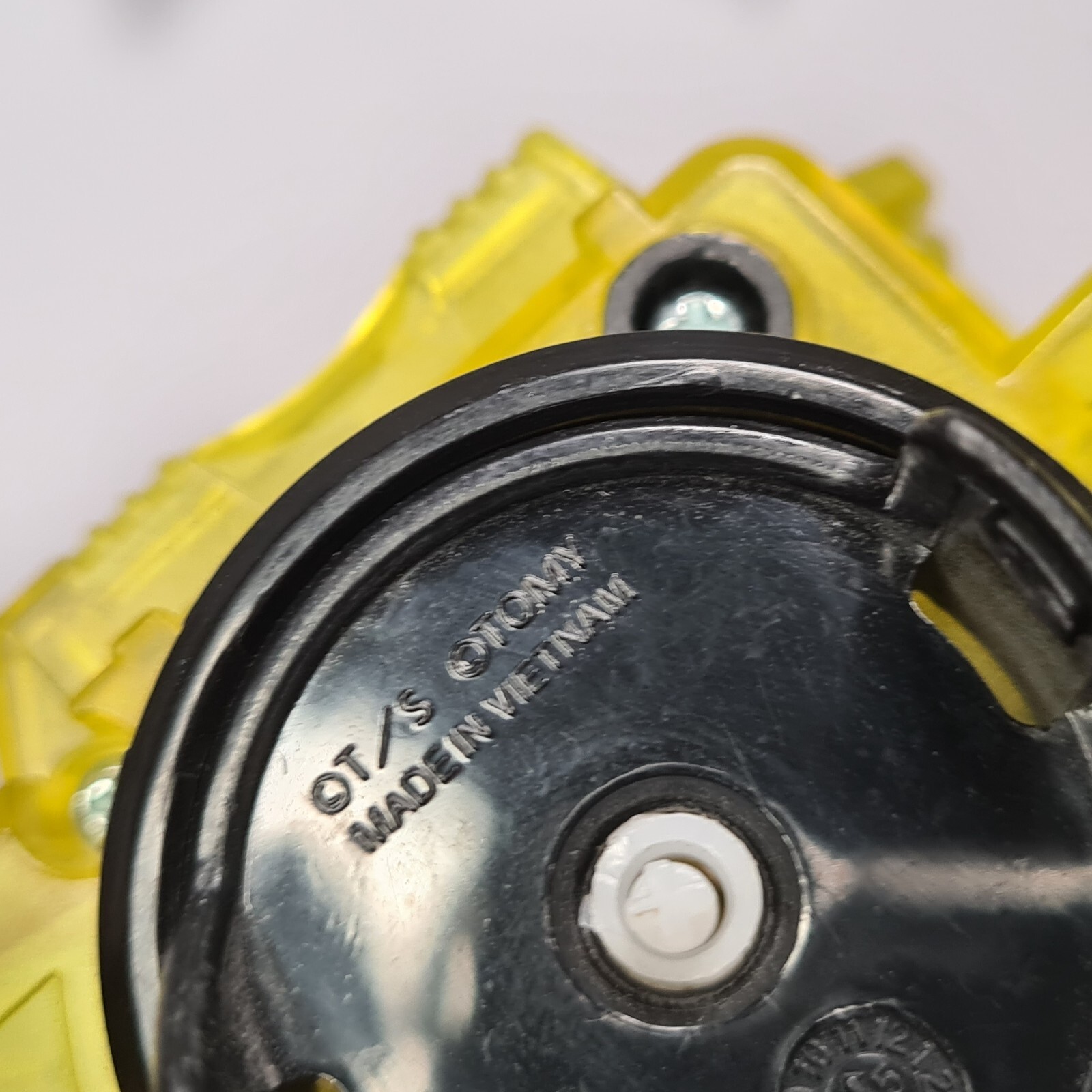 №630BG-Takara Beyblade Burst-CLEAR YELLOW RIGHT SPIN STRING LAUNCHER ...