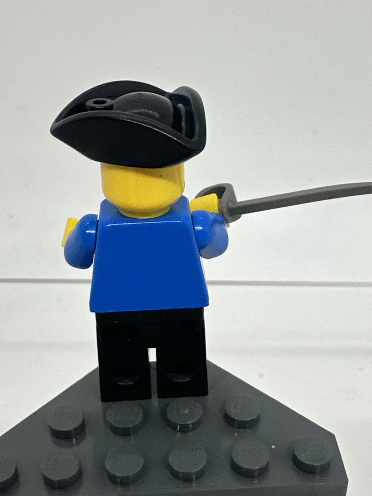 LEGO Vintage Pirate Minifigure - Brown Shirt, Black Triangle Hat (pi033 ...