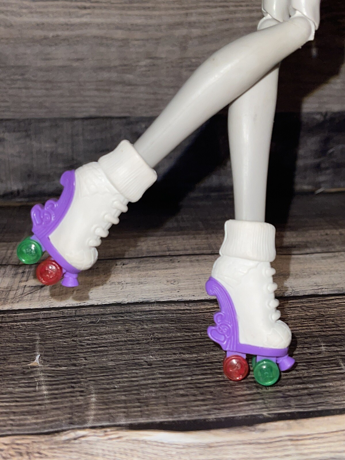 MONSTER HIGH DOLL OPERETTA ROLLER MAZE WHITE ROLLER SKATES PAIR OF ...