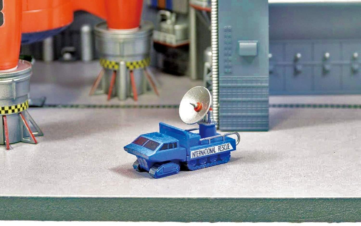 AOSHIMA Thunderbirds 1/350 No.12 Thunderbird 3 & Launch Bay Plastic ...