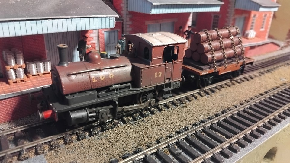 OO gauge One Off 0-4-0 Pug Loco + Flatbed Wagon with Whiskey Barrel ...