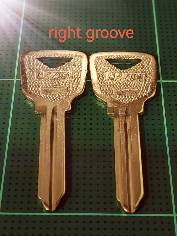 2 X FOR MAZDA 1200 1300 R100 RX2 RX3 RX4 RX7 BLANK KEYS LEFT OR RIGHT ...