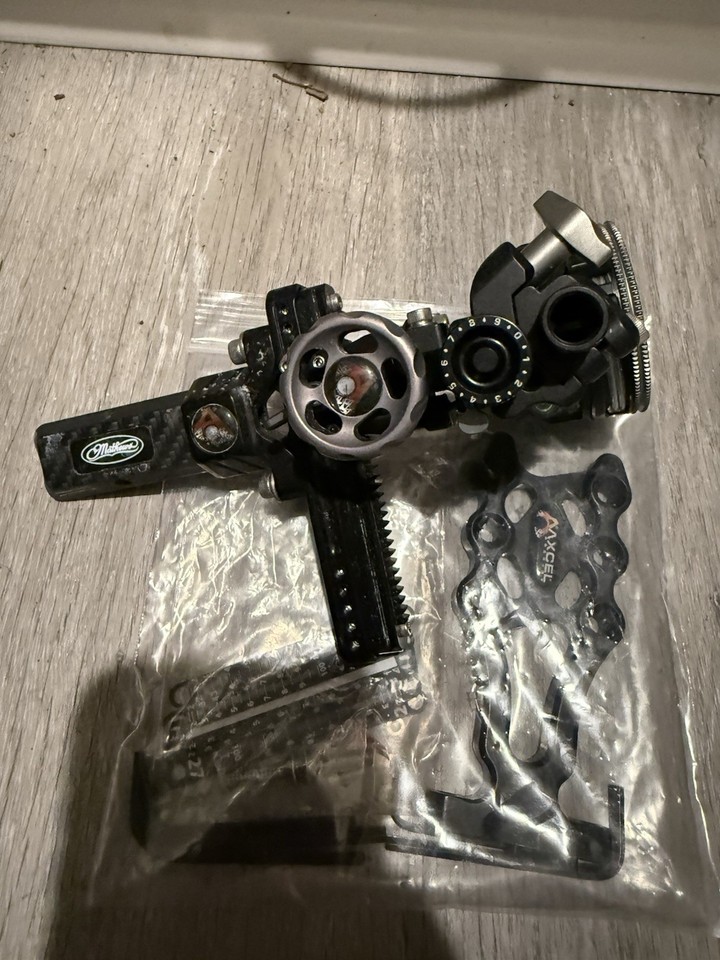 Axcel Landslide Bow Sight with Mathews Carbon Bridge Lock 0.10 In ...