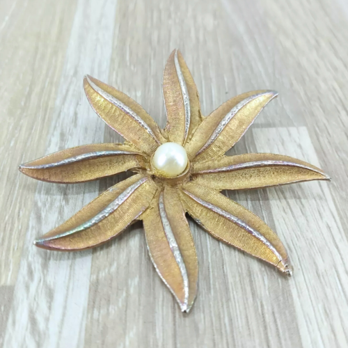 Vintage Brooch Gold Tone Flower Collectible Jewelry | eBay