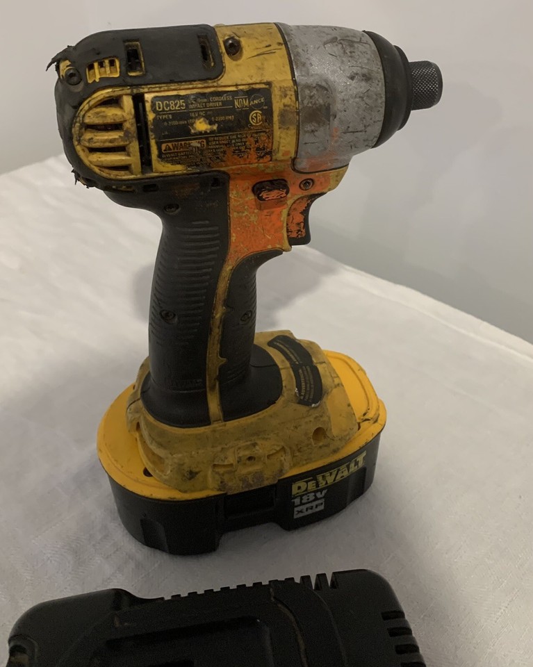 DeWalt DC825 18 Volt 1/4"6mmHeavy Duty Cordless Impact Driver W/ Batt ...