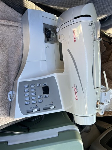 Singer Quantum Futura CE-200 Computerized Sewing/Embroidery w ...
